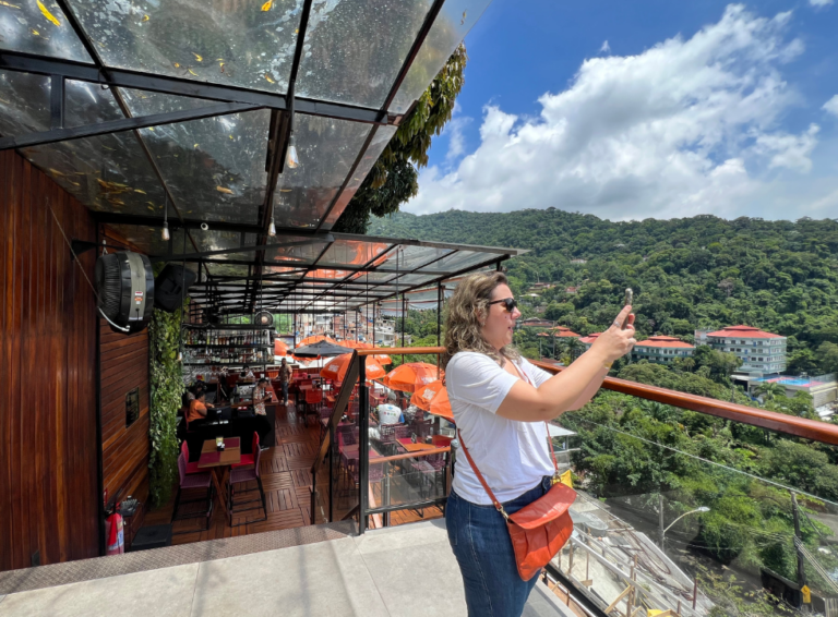 Turistas podem fazer passeios guiados gratuitos na Rocinha, maior ...